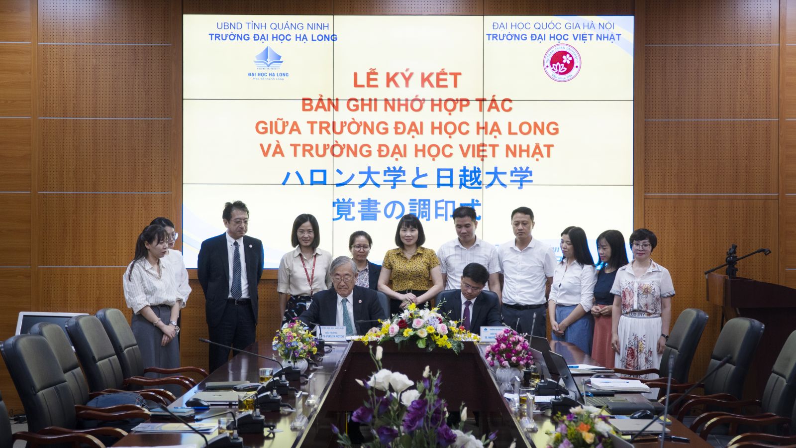 The signing ceremony of the memorandum of understanding between VNU Vietnam Japan University and ...
